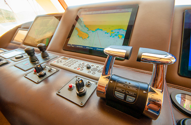 LCD Monitors & Waterproof Marine Touch Screens